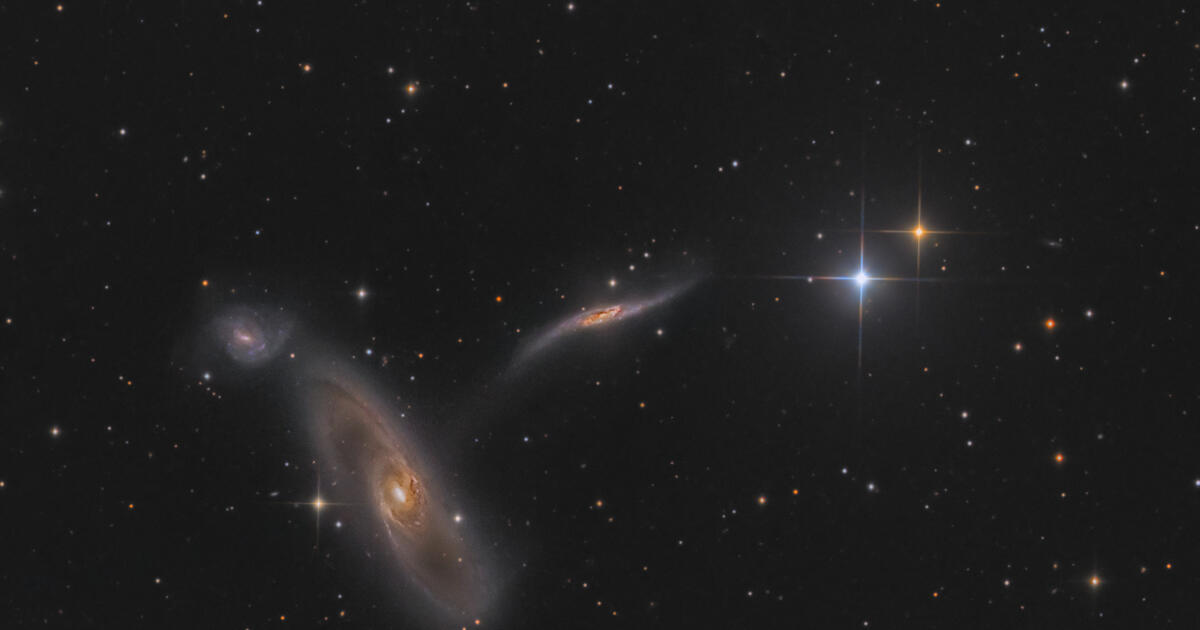 Arp 286 bridges | Telescope Live