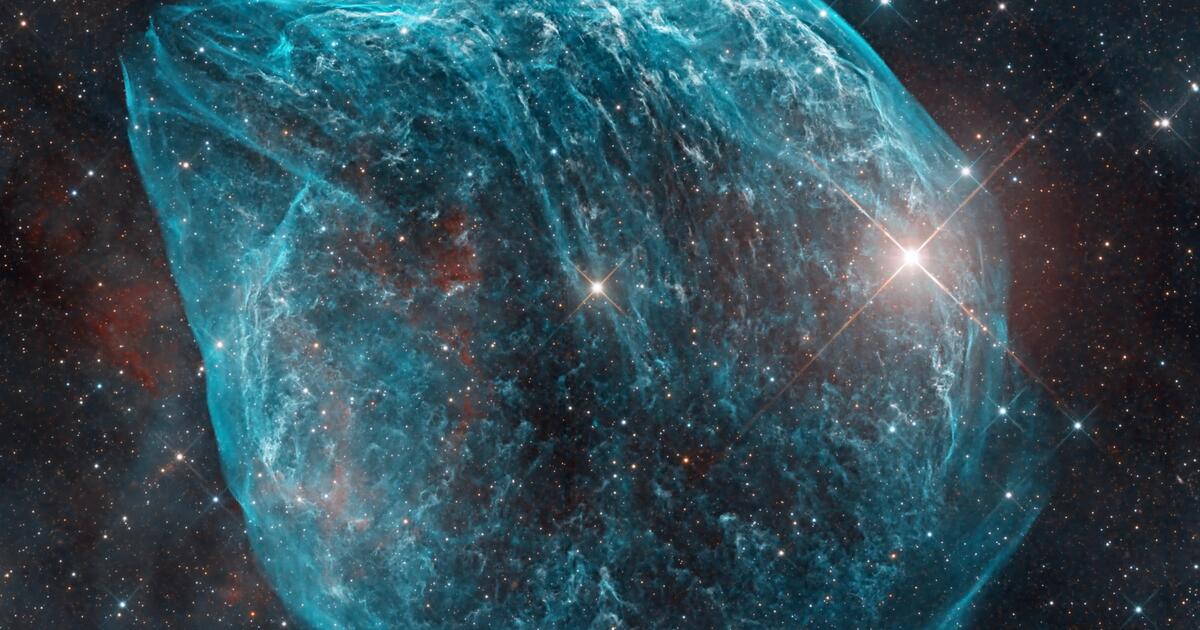 The Dolphin Nebula HOO with RGB stars CHI-4 | Telescope Live