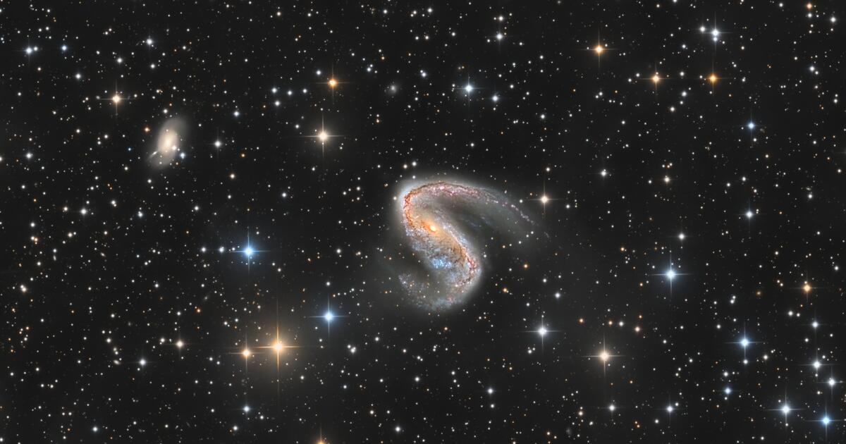 NGC 2442+2443 - Meathook Galaxy | Telescope Live