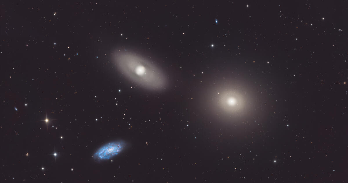 🔭 Messier 105 & Friends – A Galactic Trio in Leo 🌌 | Telescope Live
